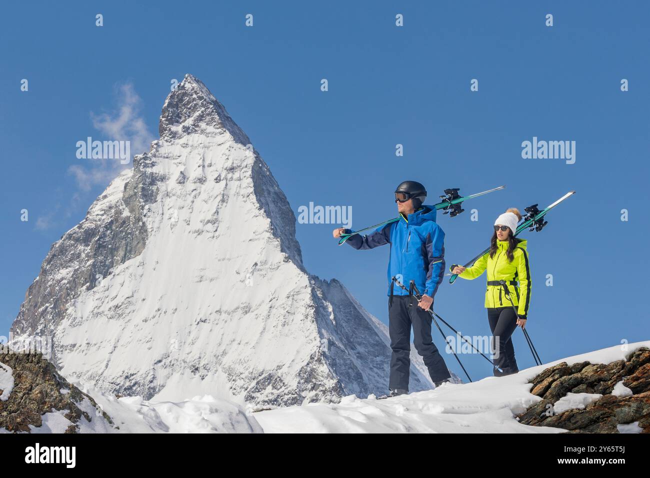 Couple dressed in ski gear hi-res stock photography and images - Alamy