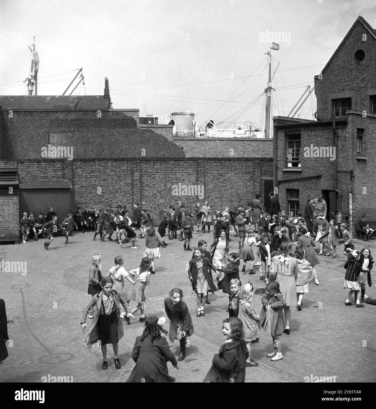 Wapping girls school Black and White Stock Photos & Images - Alamy
