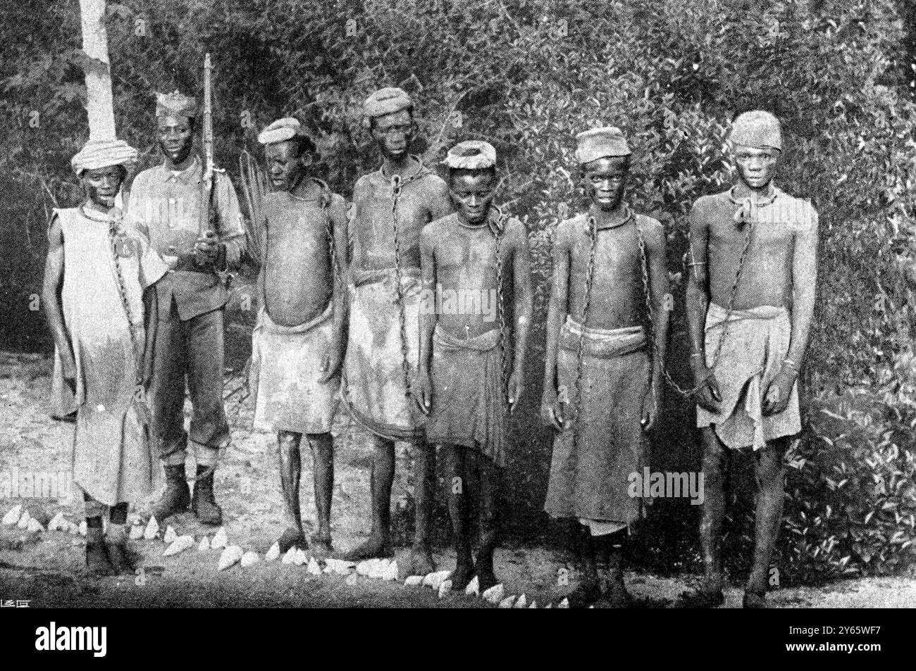 Anglo-Zanzibar war Slaves in chains . guarded by native Askari , or ...