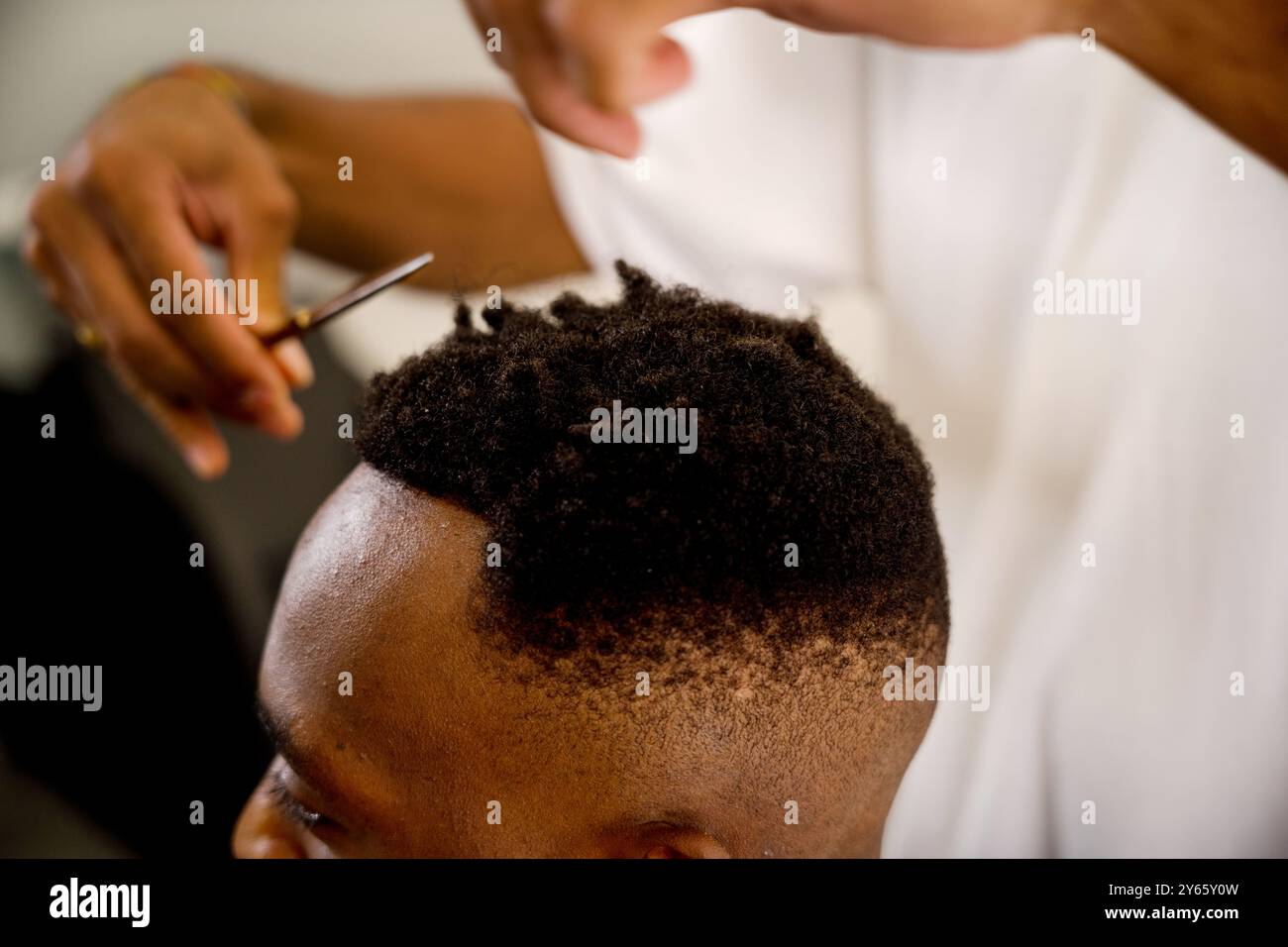 African men in barber shop hi-res stock photography and images - Alamy