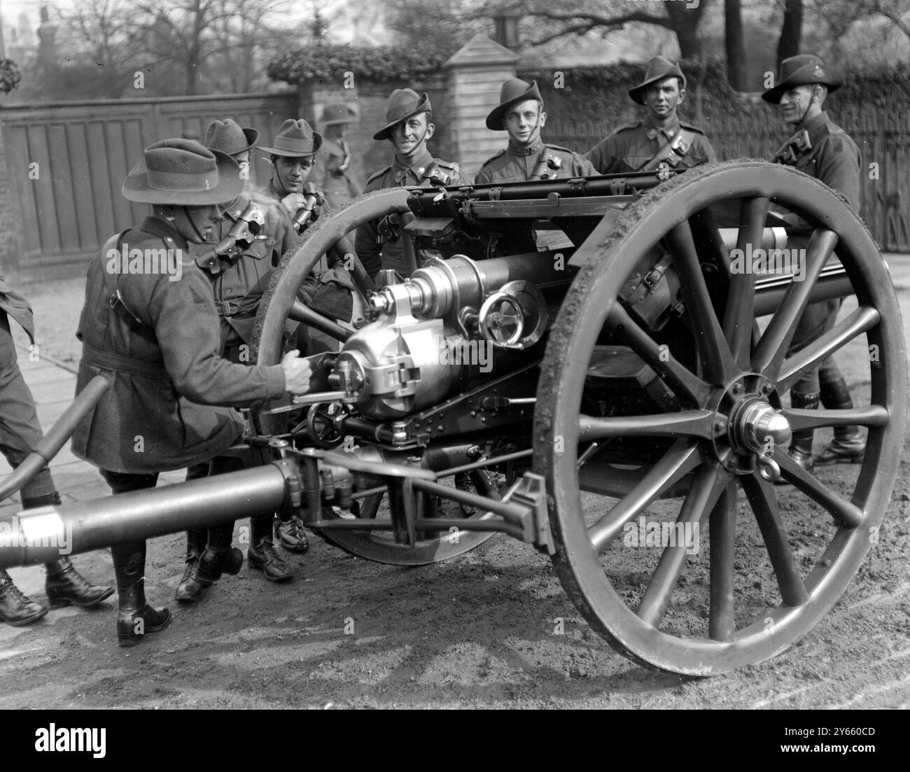 Anzac parade Black and White Stock Photos & Images - Alamy