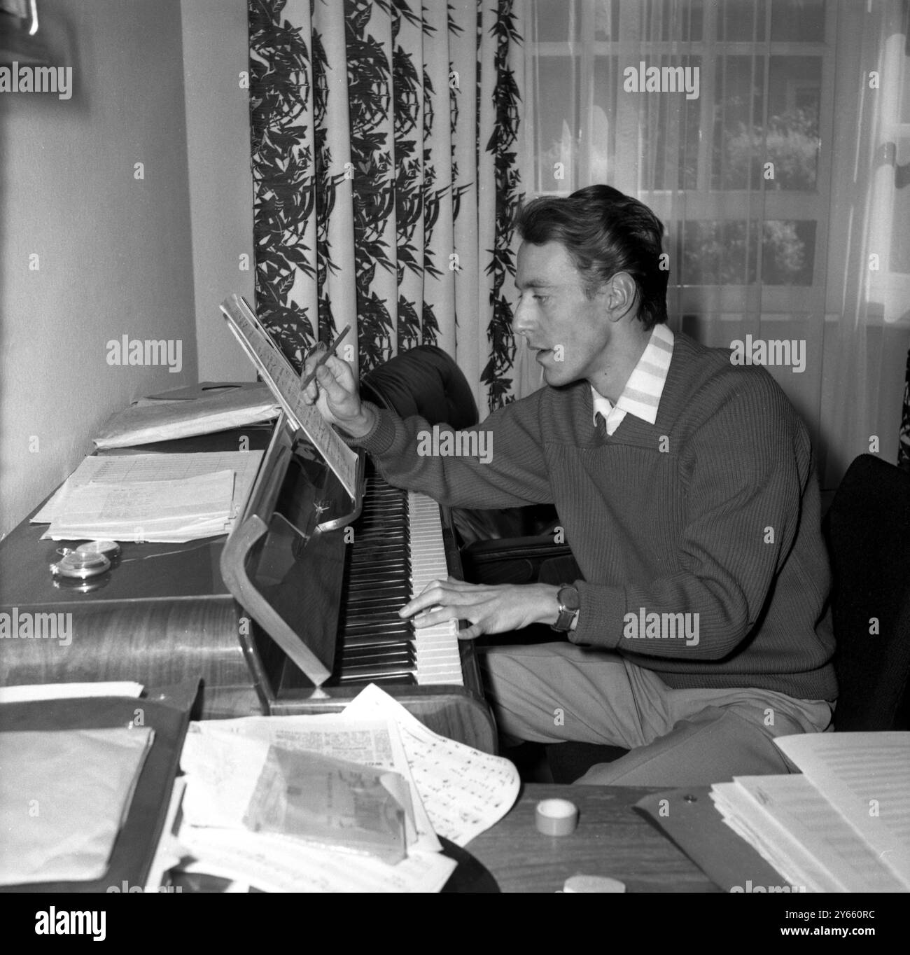 John barry piano hi-res stock photography and images - Alamy