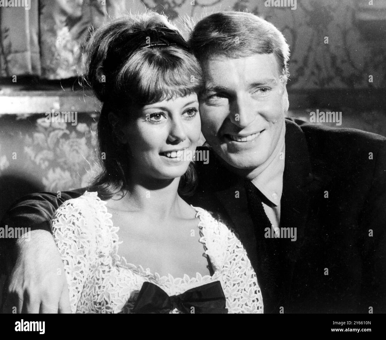 London : Singer Frank Ifield and London Palladium Dancer Gillian Bowden ...