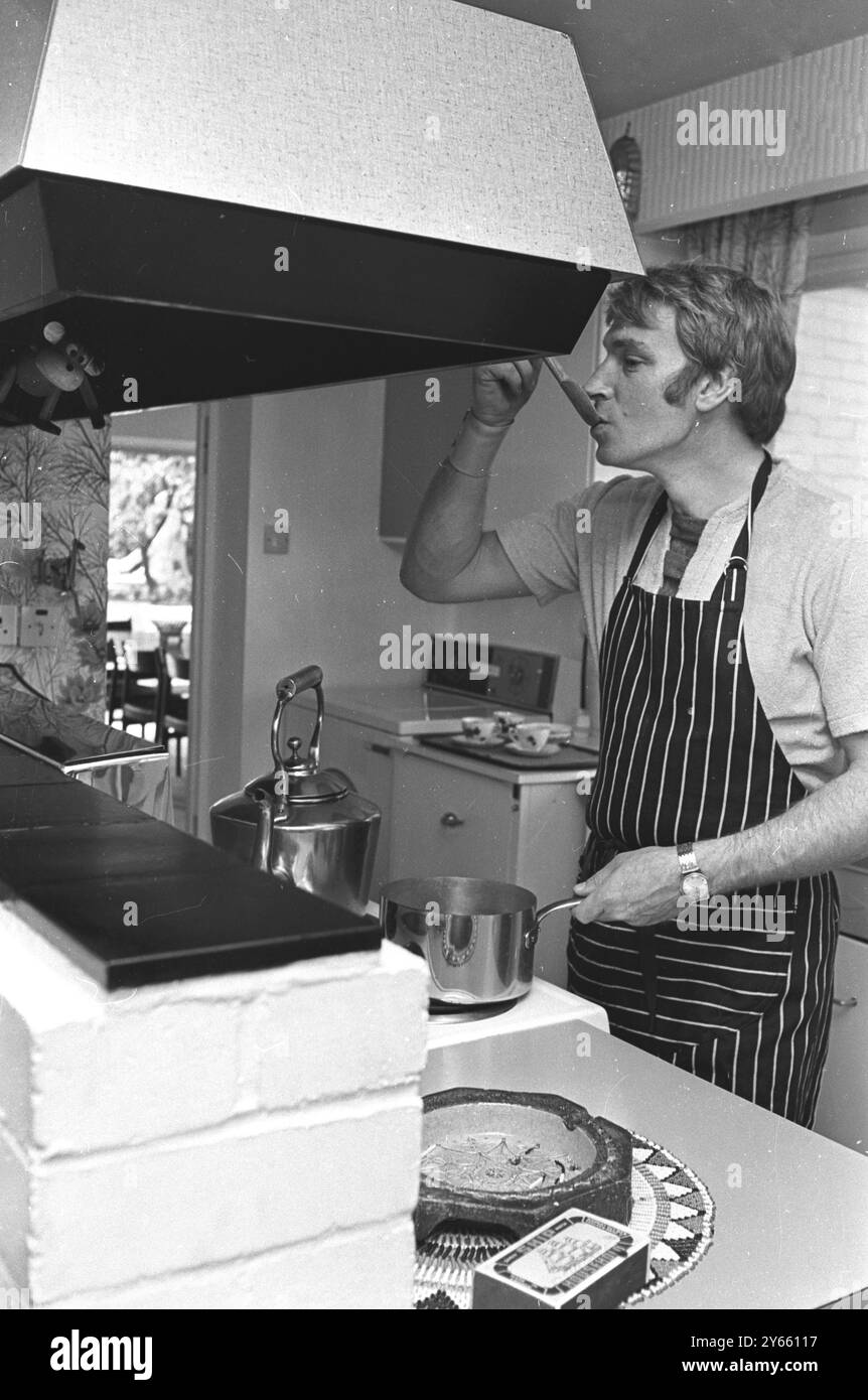 London : Singer Frank Ifield at his new home Totteridge North London ...