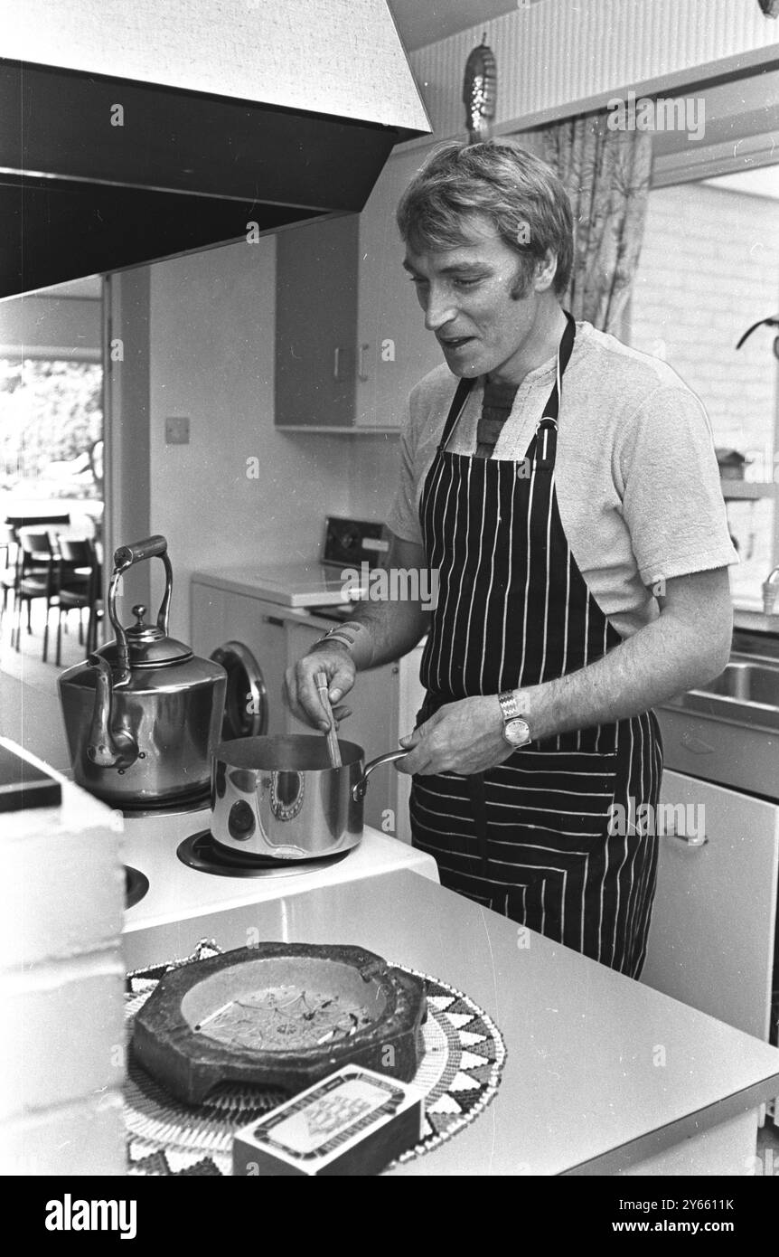 London : Singer Frank Ifield at his new home Totteridge North London ...