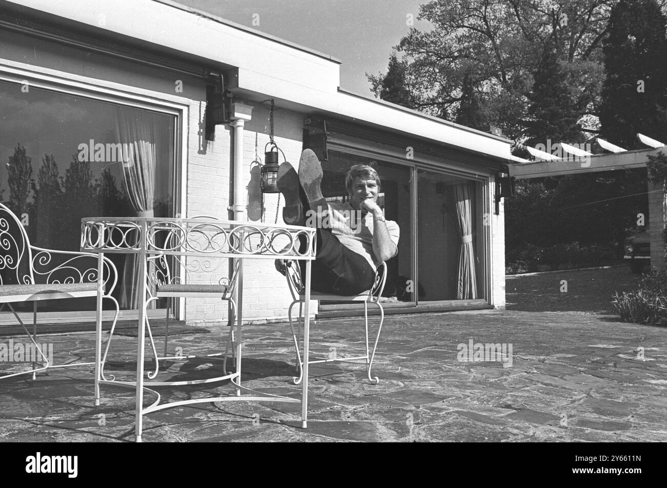 London : Singer Frank Ifield at his new home Totteridge North London ...