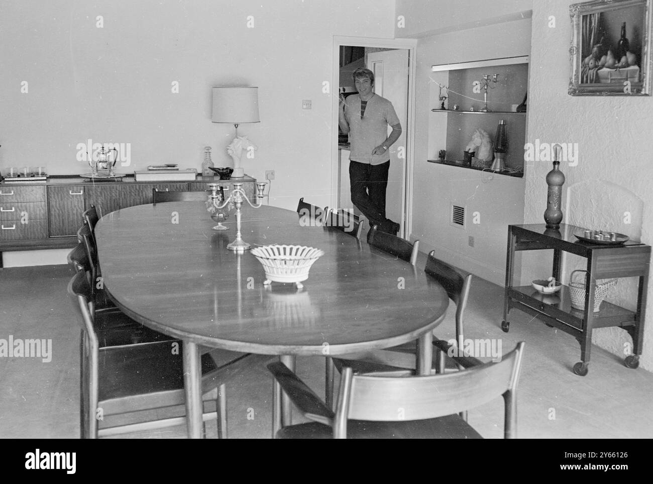 London : Singer Frank Ifield at his new home Totteridge North London ...