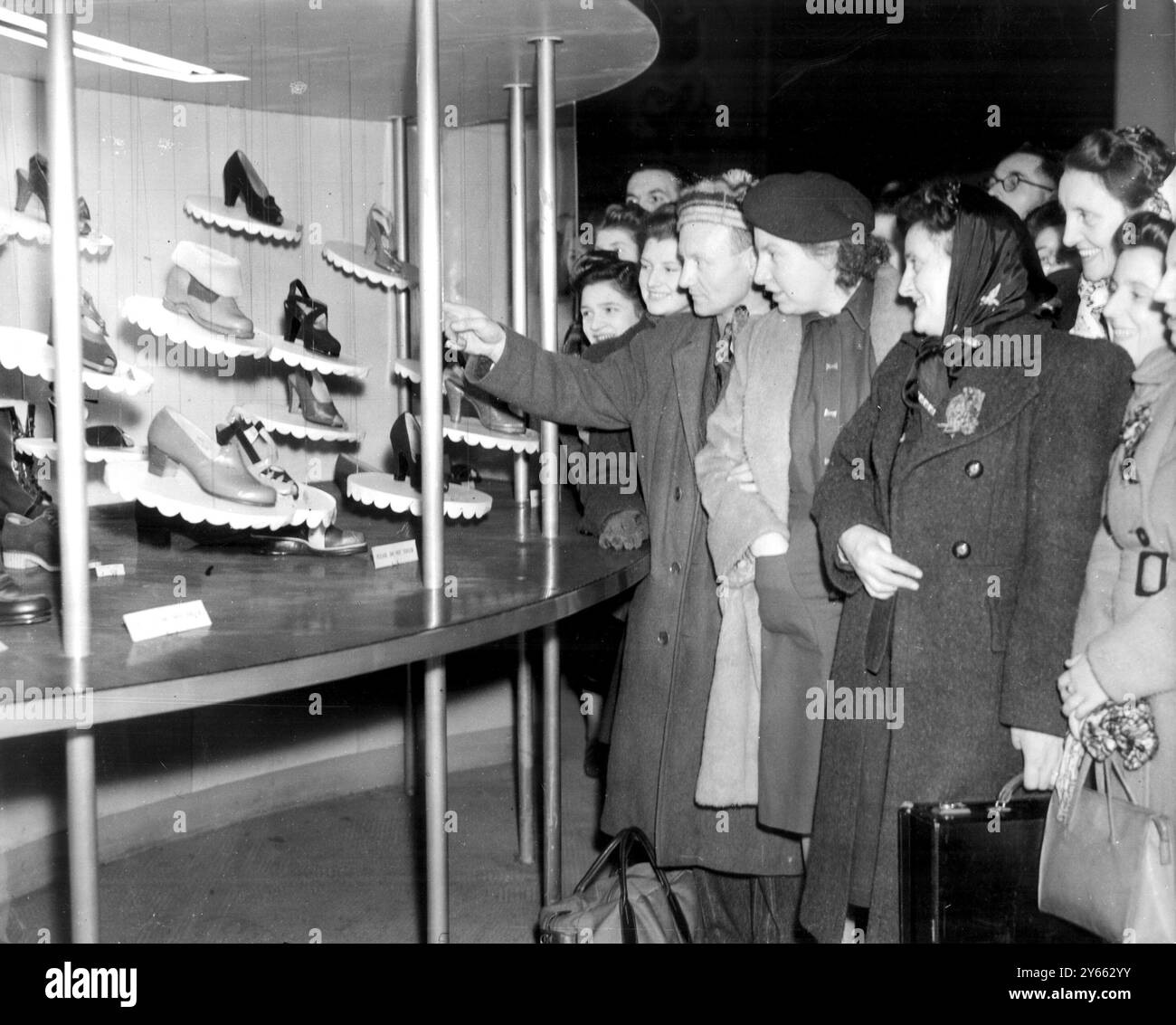 Some of 530 Scots from Edinburgh visiting London and are inspecting ...