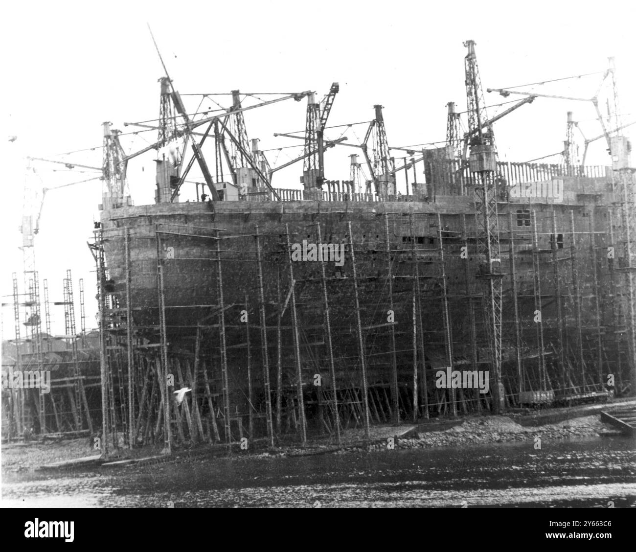 The stern of the"Queen Elizabeth" taking shape amid a nest of ...