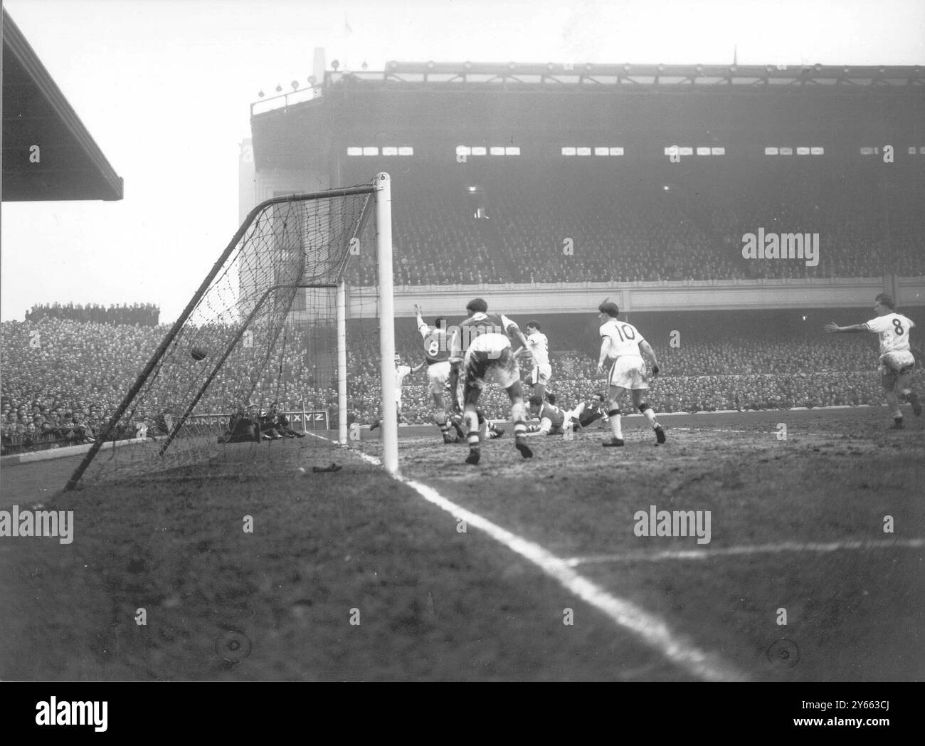 Arsenal v Manchester United Centre forward Tommy Taylor ( No.9 ) scores ...