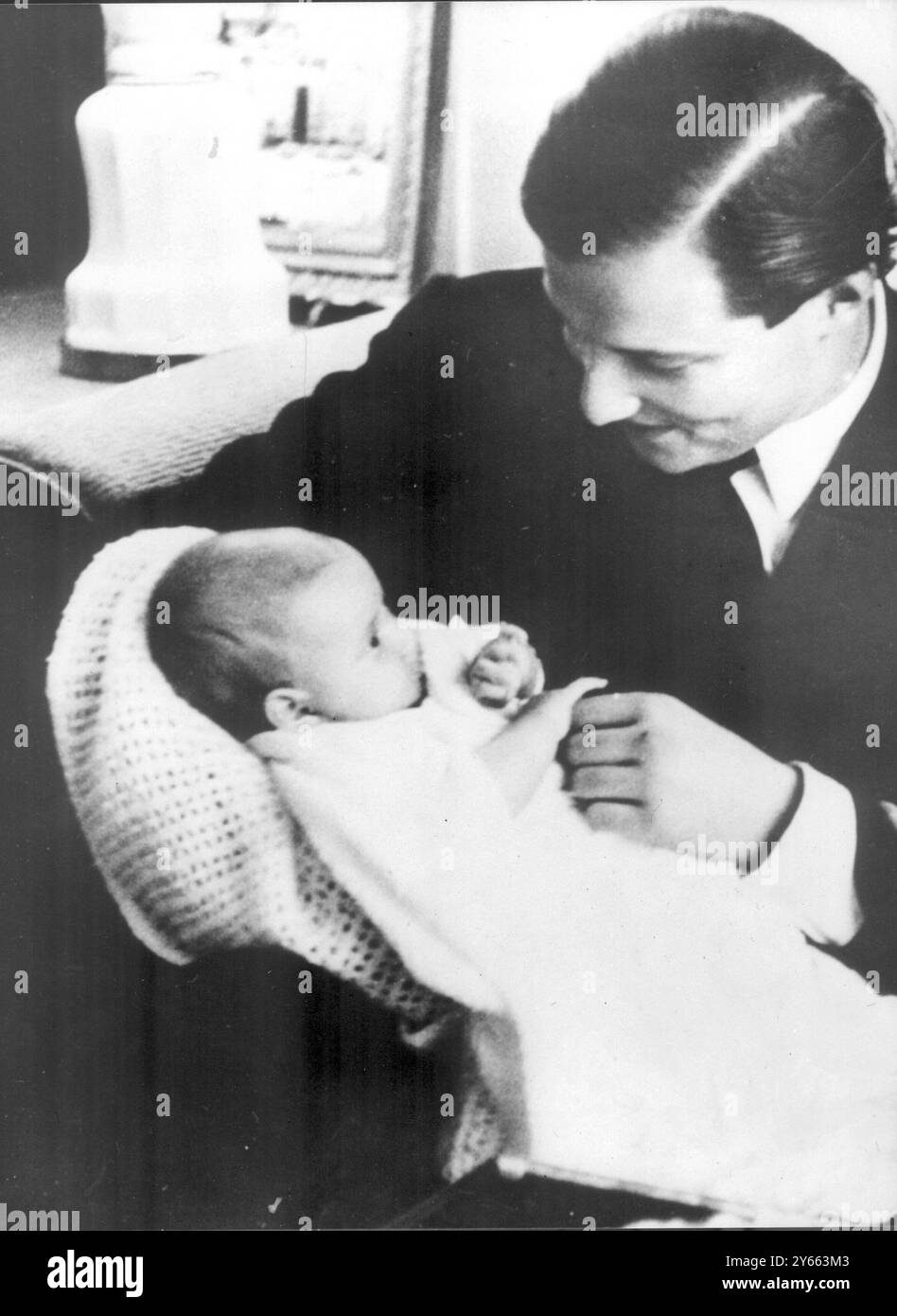 Jimmy Goldsmith happily nurses his 4 month old baby daughter, Isabel ...
