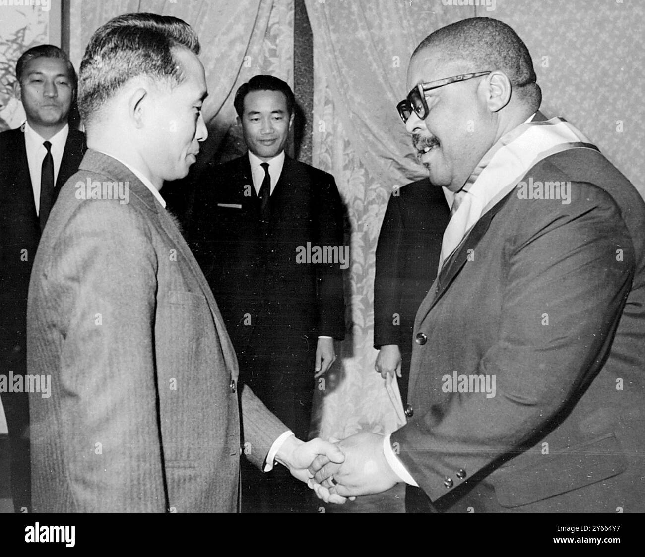 President of Korea Park Chung Hee (right) meets Prime Minister Chief ...