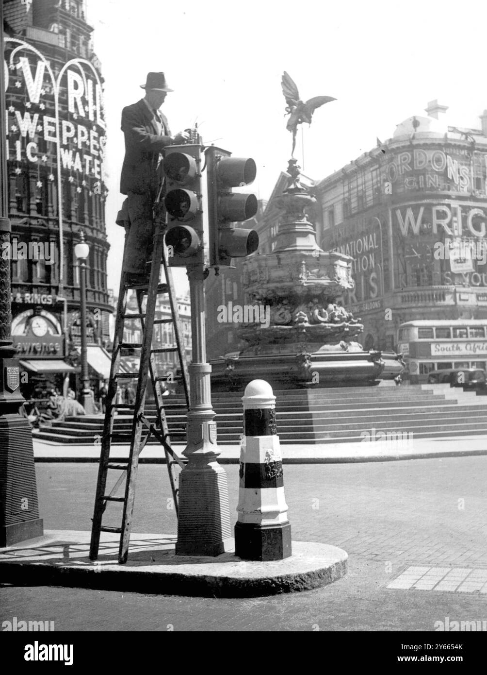 Automatic traffic signals have been erected in Picadilly Circus to ...