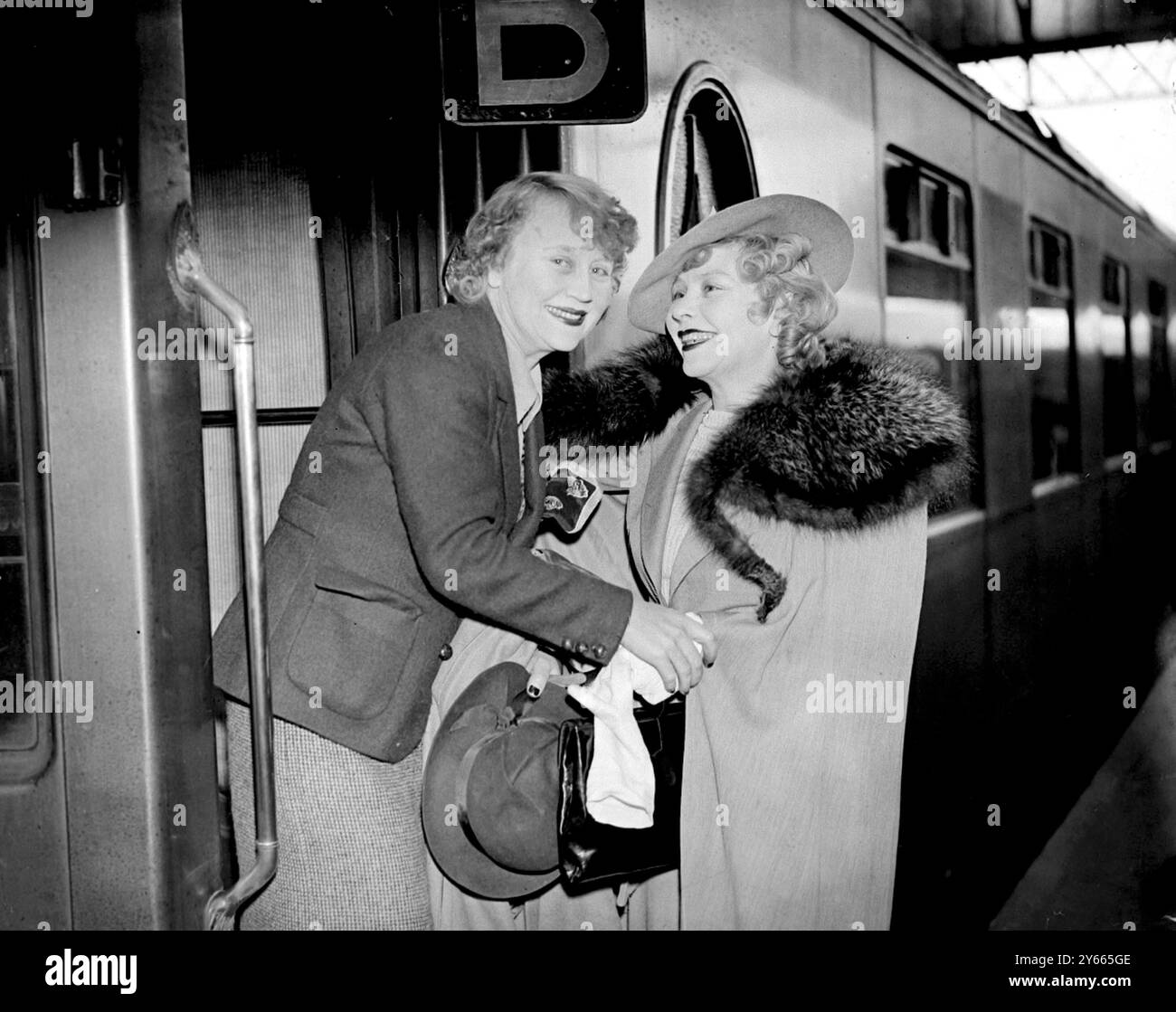 The Duncan Sisters say farewell at Waterloo Station London 22 Sept 1937 ...