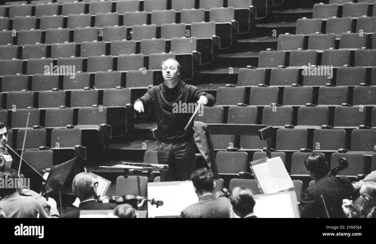 Dutch Conductor In London Bernard Haitink rehearses with the London ...