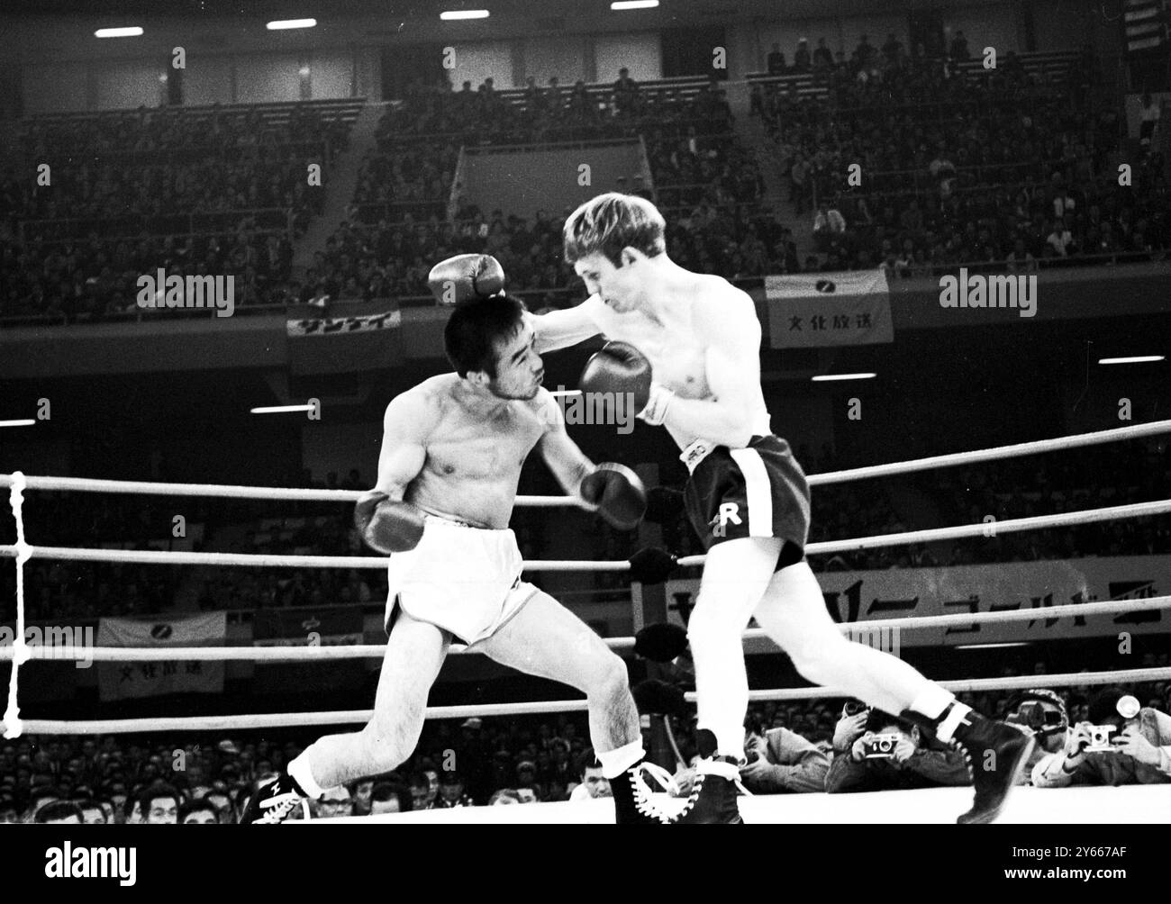 Fighting Harada and British boxer Alan Rudkin during their World ...
