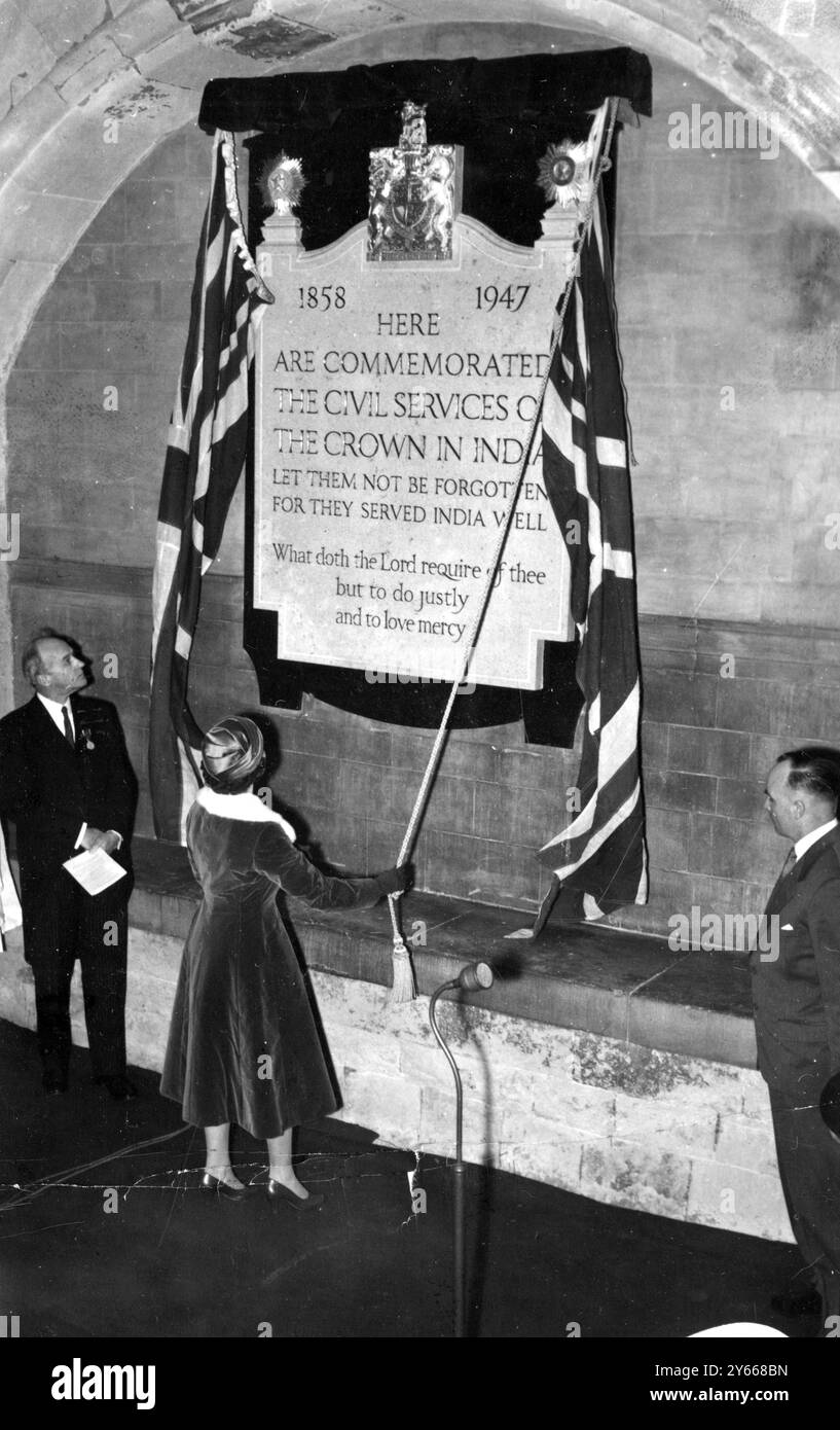 London England Queen Elizabeth of Great Britain unveils the ...