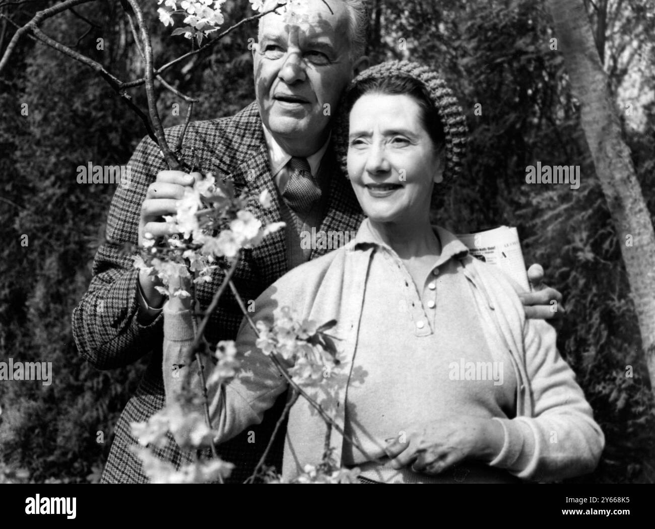 Mr Alfred Lunt and his wife , Lynn Fontanne - pictured in the lovely ...