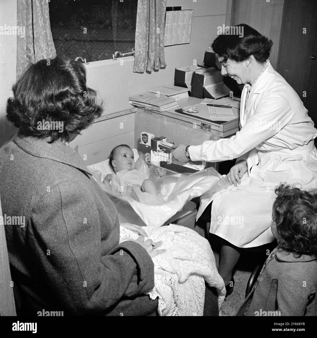 Nhs baby 1950s hi-res stock photography and images - Alamy