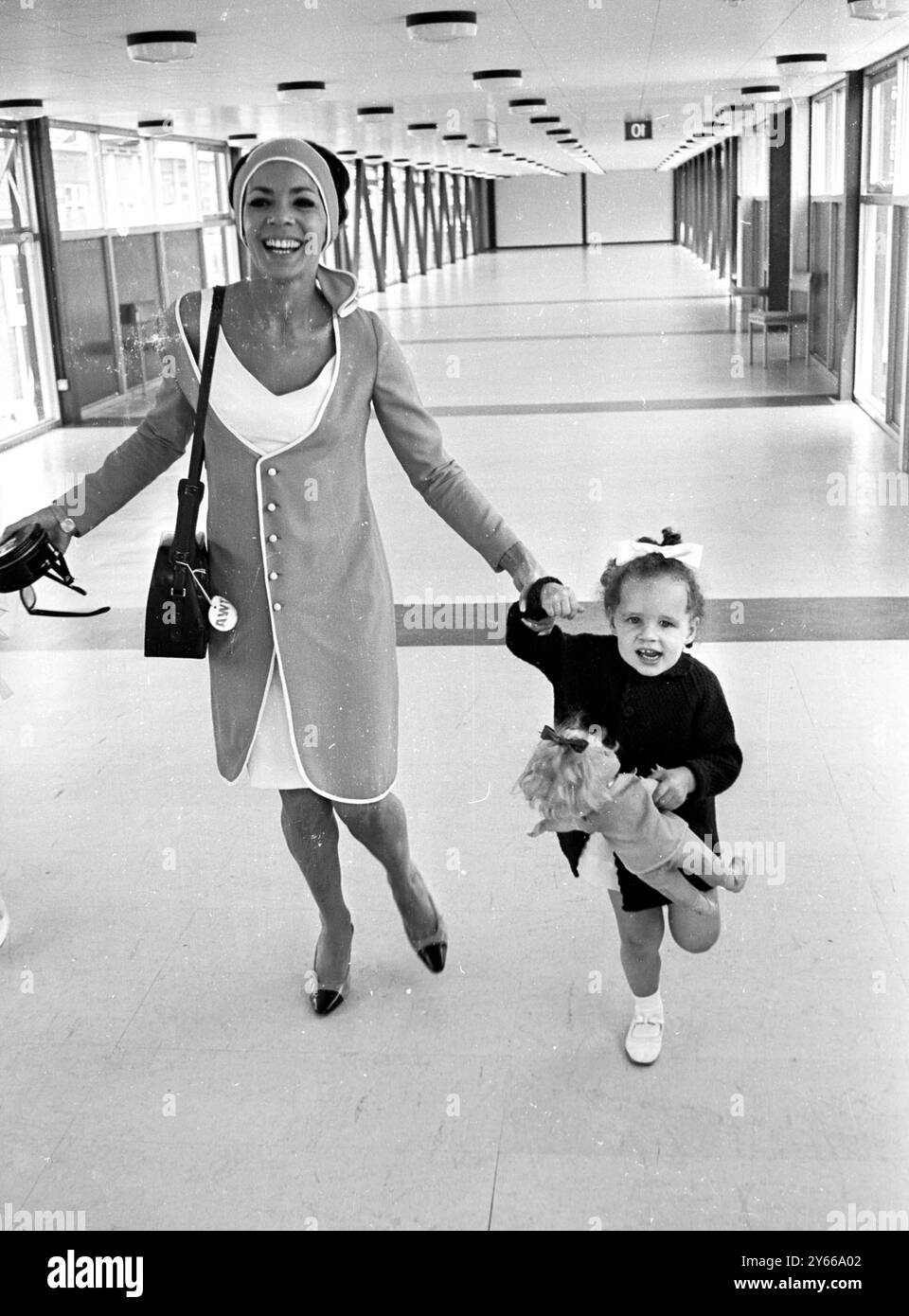 Shirley Bassey with her daughter Samantha before flying on holiday to ...