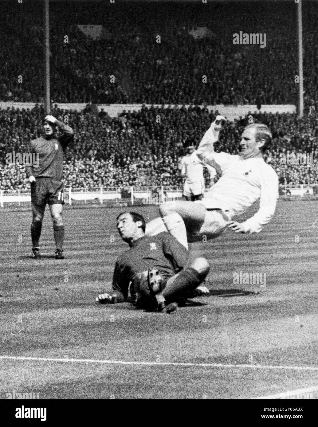 1967 FA Cup Final Tottenham Hotspur v Chelsea. Frank Saul (right) of ...
