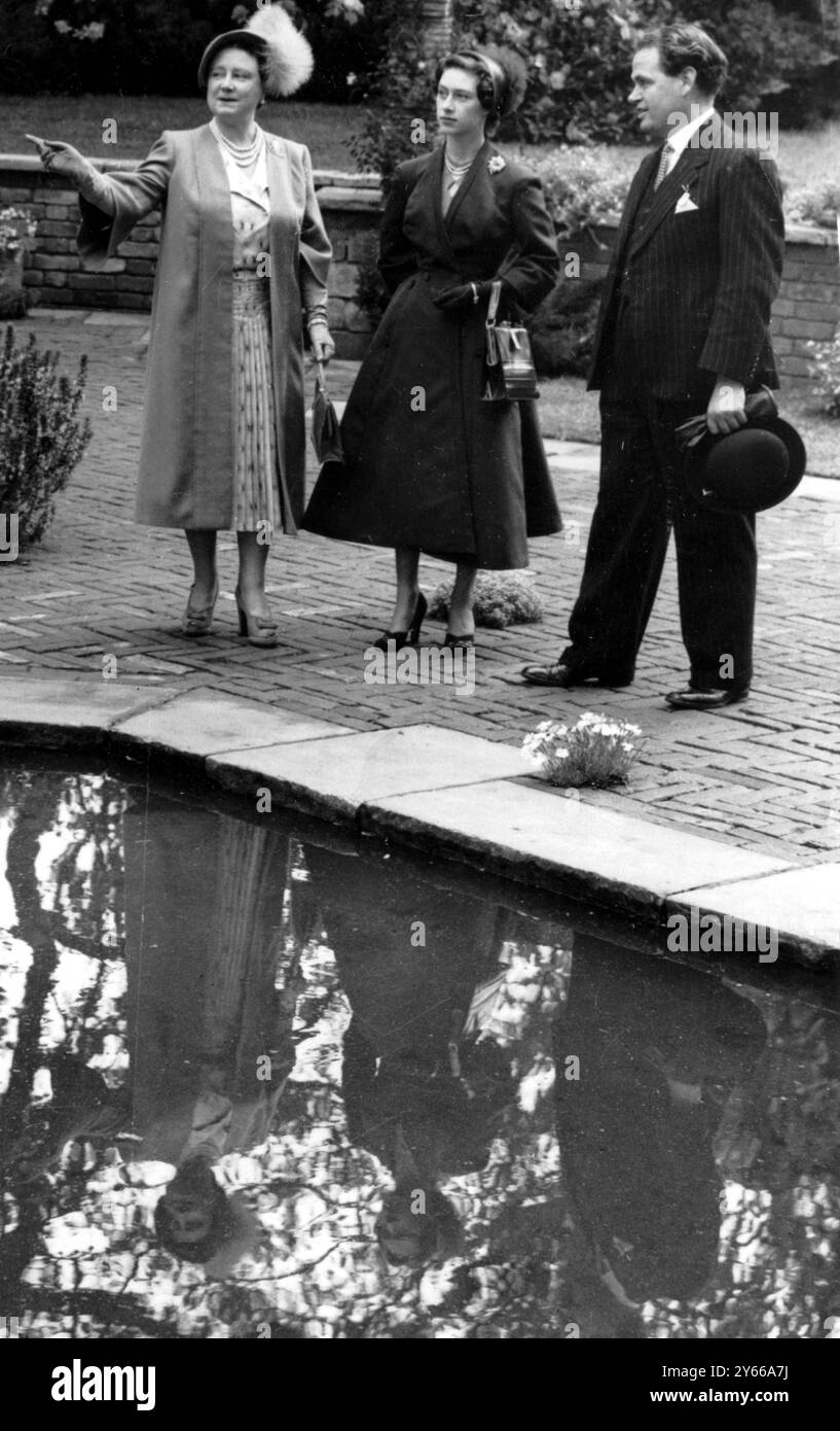 Queen Elizabeth Queen Mother and Princess Margaret visit to the Chelsea ...
