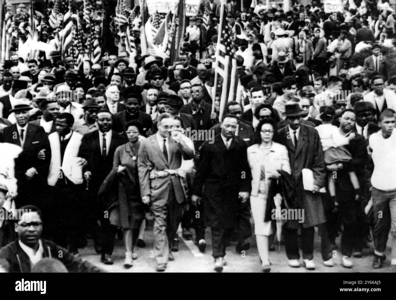 Dr Martin Luther King ( centre) leads estimated 10 000 marchers on the ...