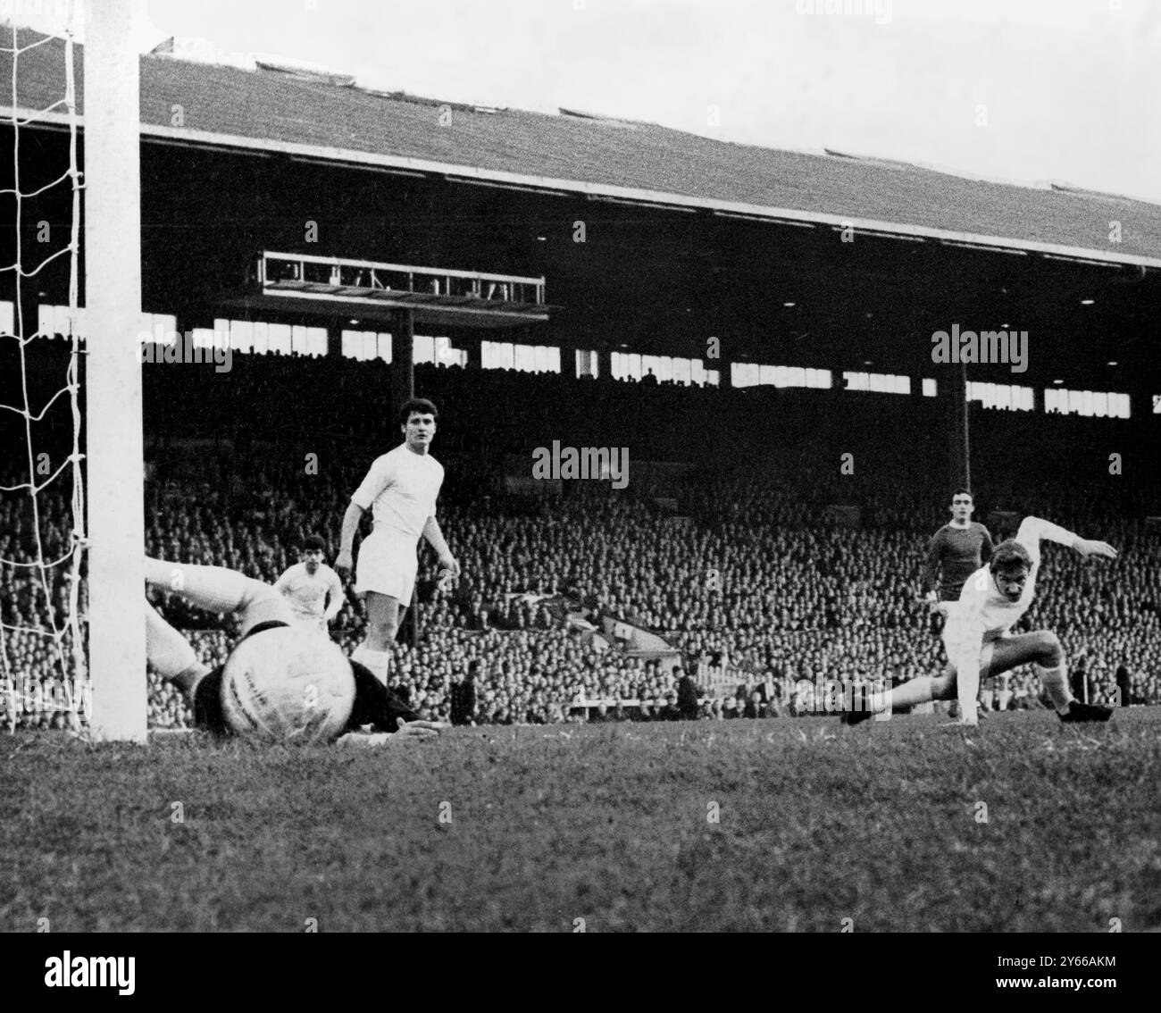1968 European Cup semi-final Manchester United v Real Madrid at Old ...