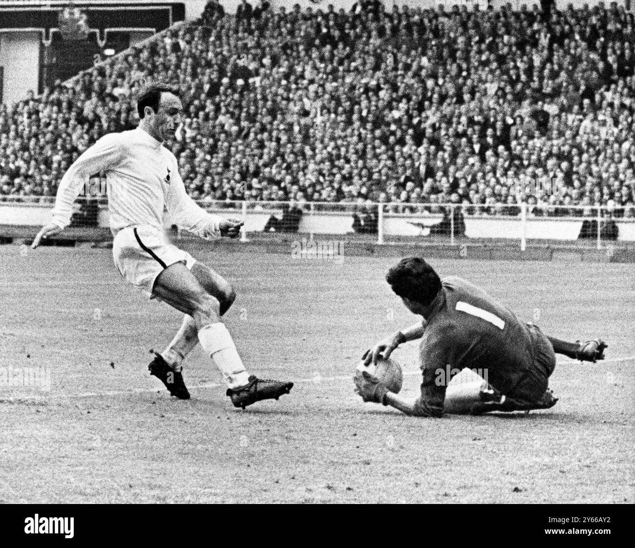 1967 FA Cup Final Chelsea v Tottenham Hotspur Chelsea goalkeeper, Peter ...