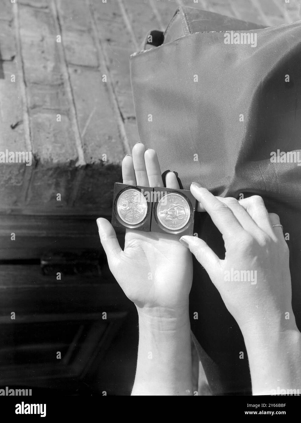 London: five shilling piece to commemorate the Coronation of Queen ...