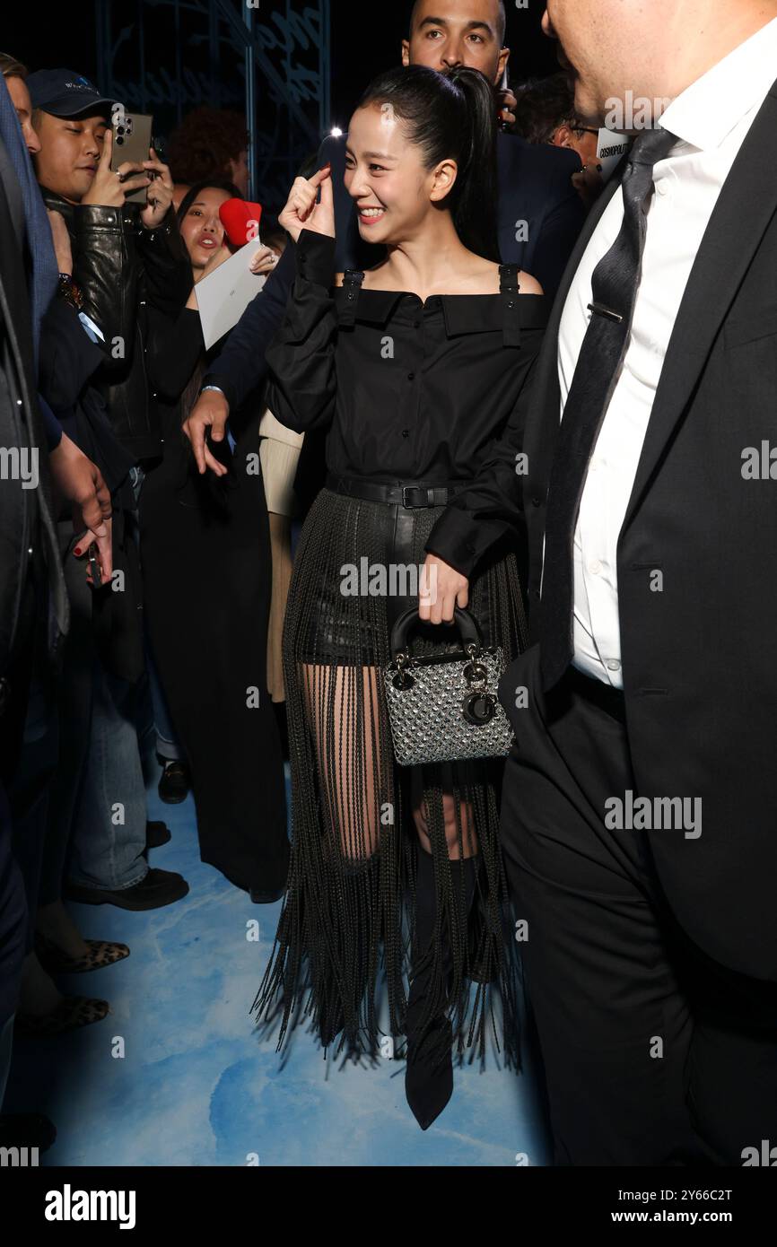 Jisoo attends the Christian Dior Spring/Summer 2025 collection ...