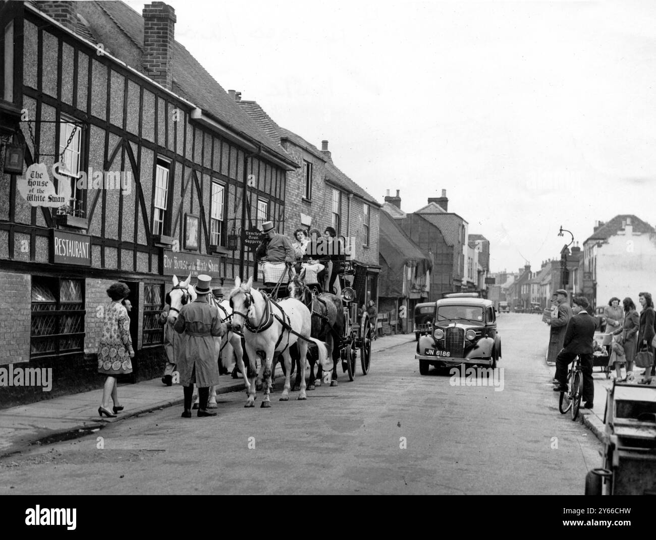 Horses working drawing carts carriages hi-res stock photography and ...