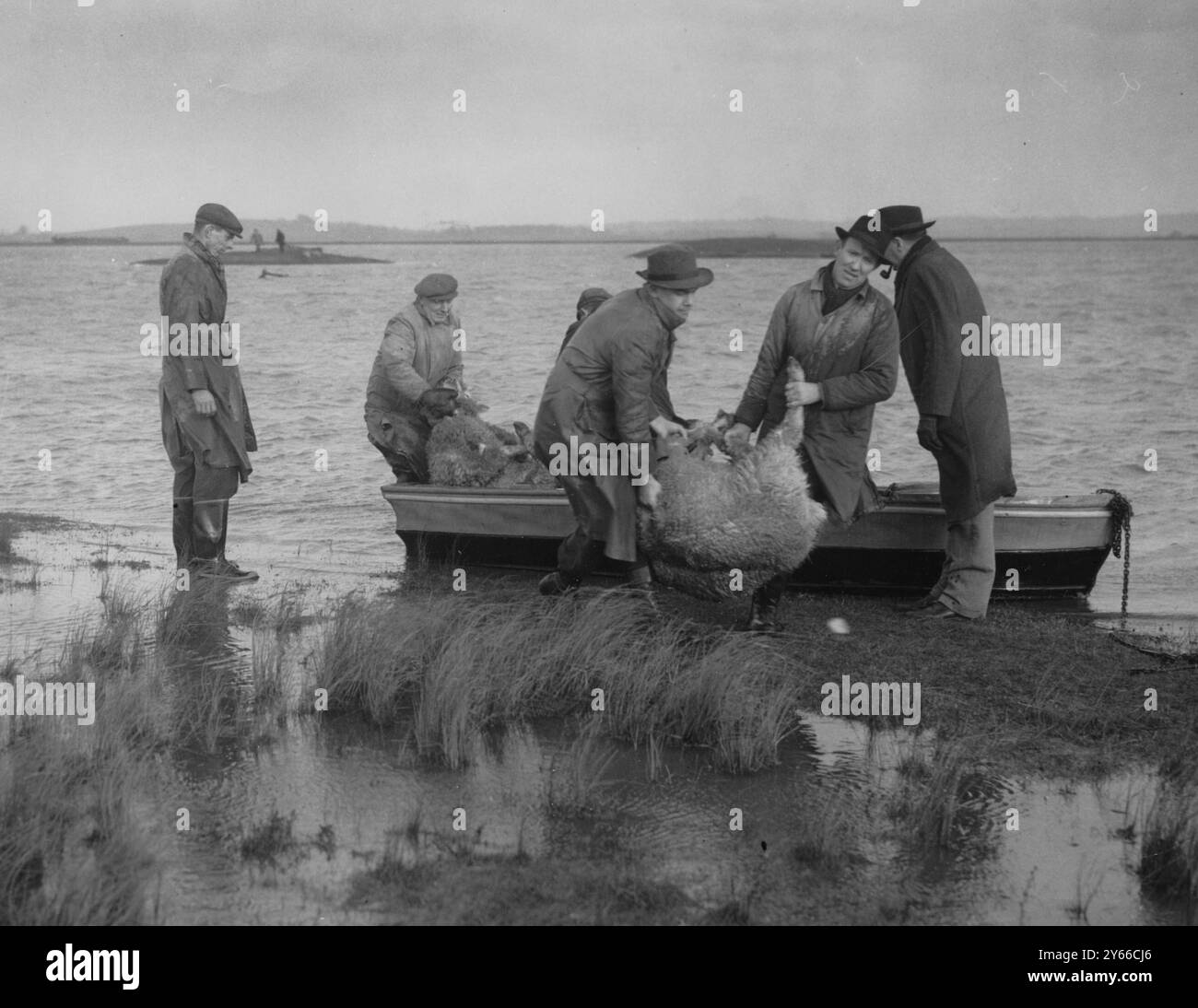 Weather floods east coast kent relief and rescue hi-res stock ...