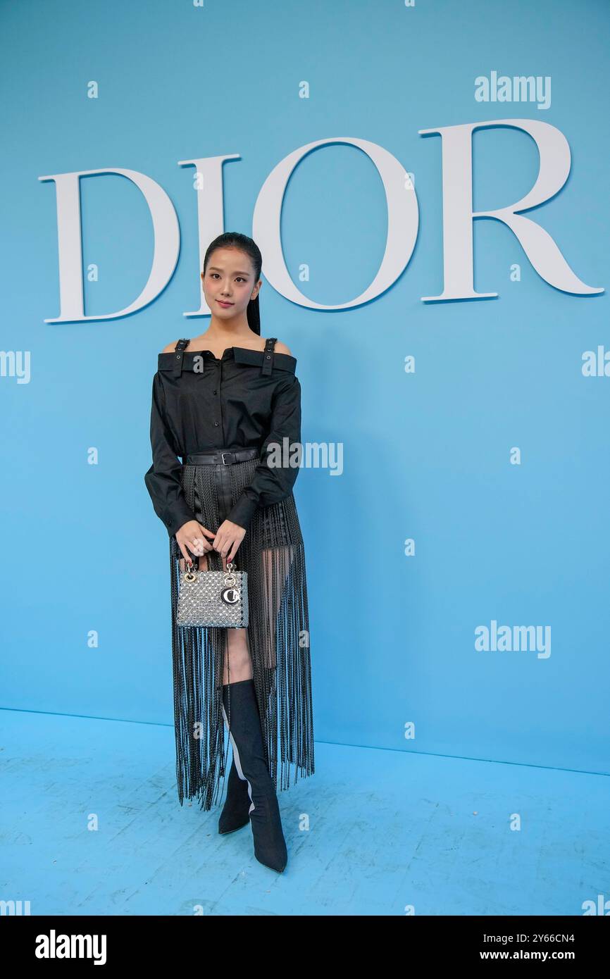 Jisoo arrives for the Dior Spring/ Summer 2025 ready-to-wear collection ...