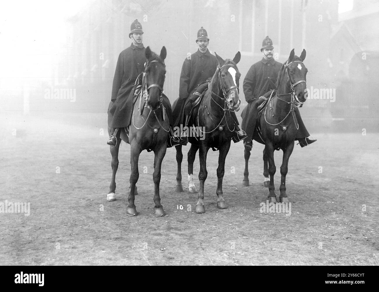 Metropolitan police mounted Black and White Stock Photos & Images - Alamy