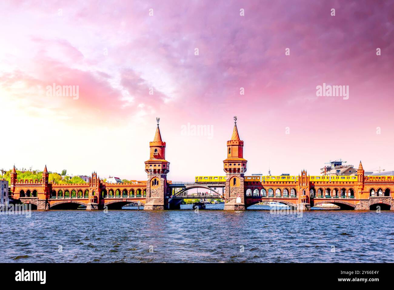 Sunset oberbaum bridge river hi-res stock photography and images - Alamy