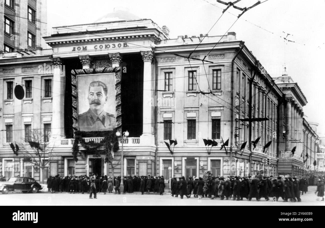Mourners waiting to enter the vast Hall of Columns in the House of the ...