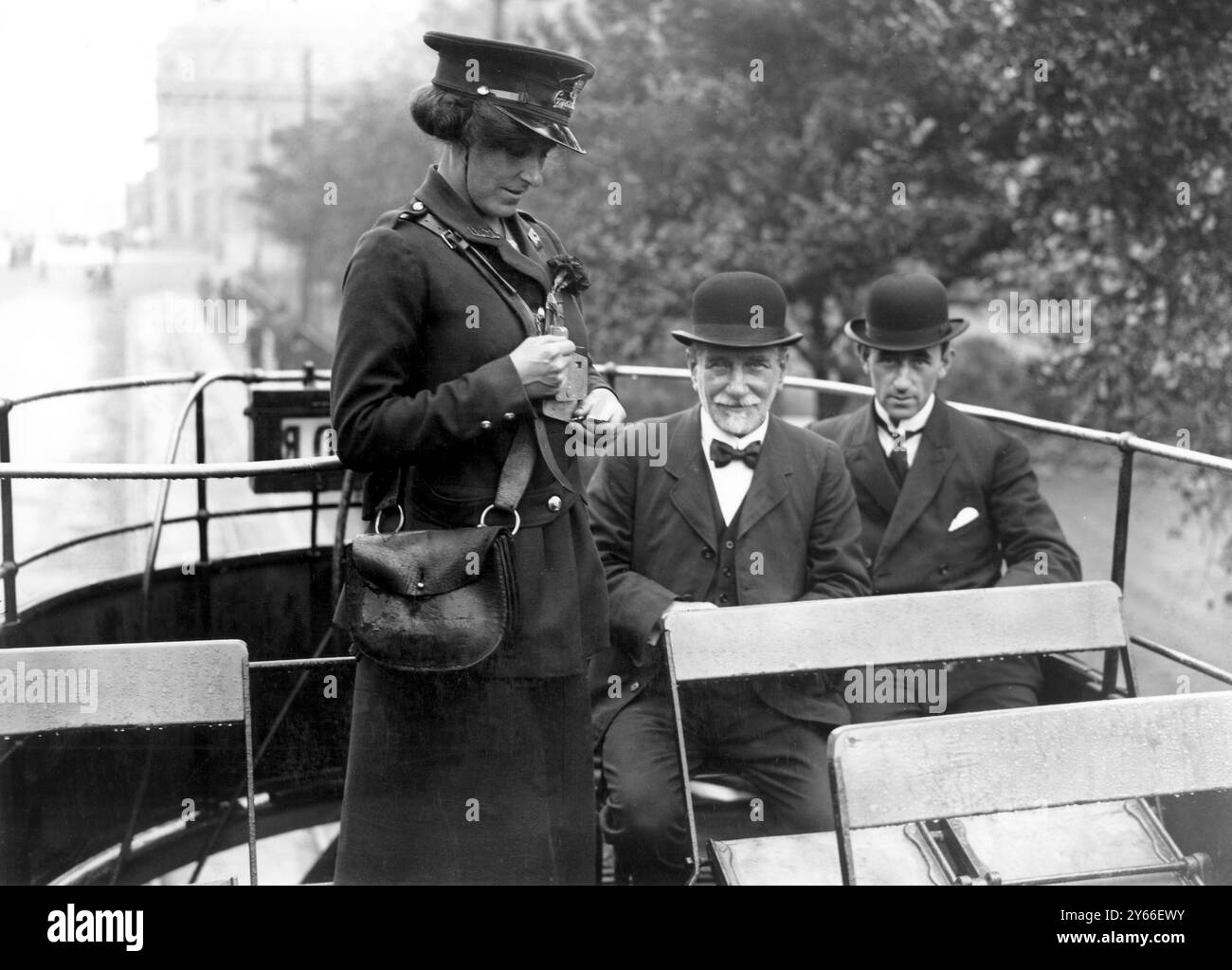 Ww1 top europe britain features women war work hi-res stock photography ...