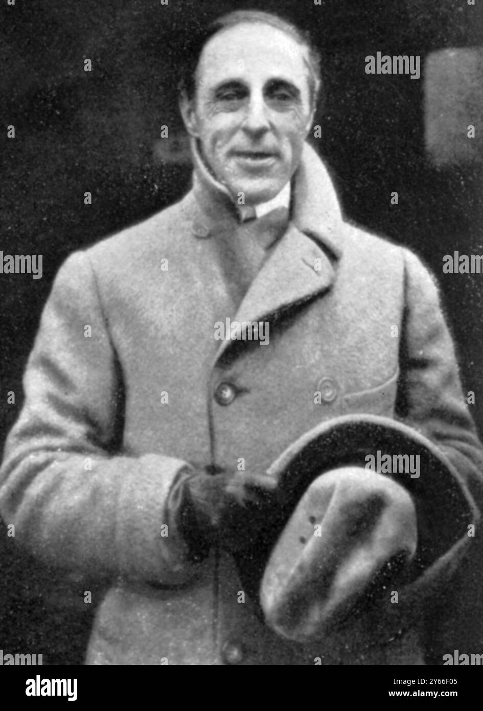 D W Griffith producer of films visiting England Stock Photo - Alamy