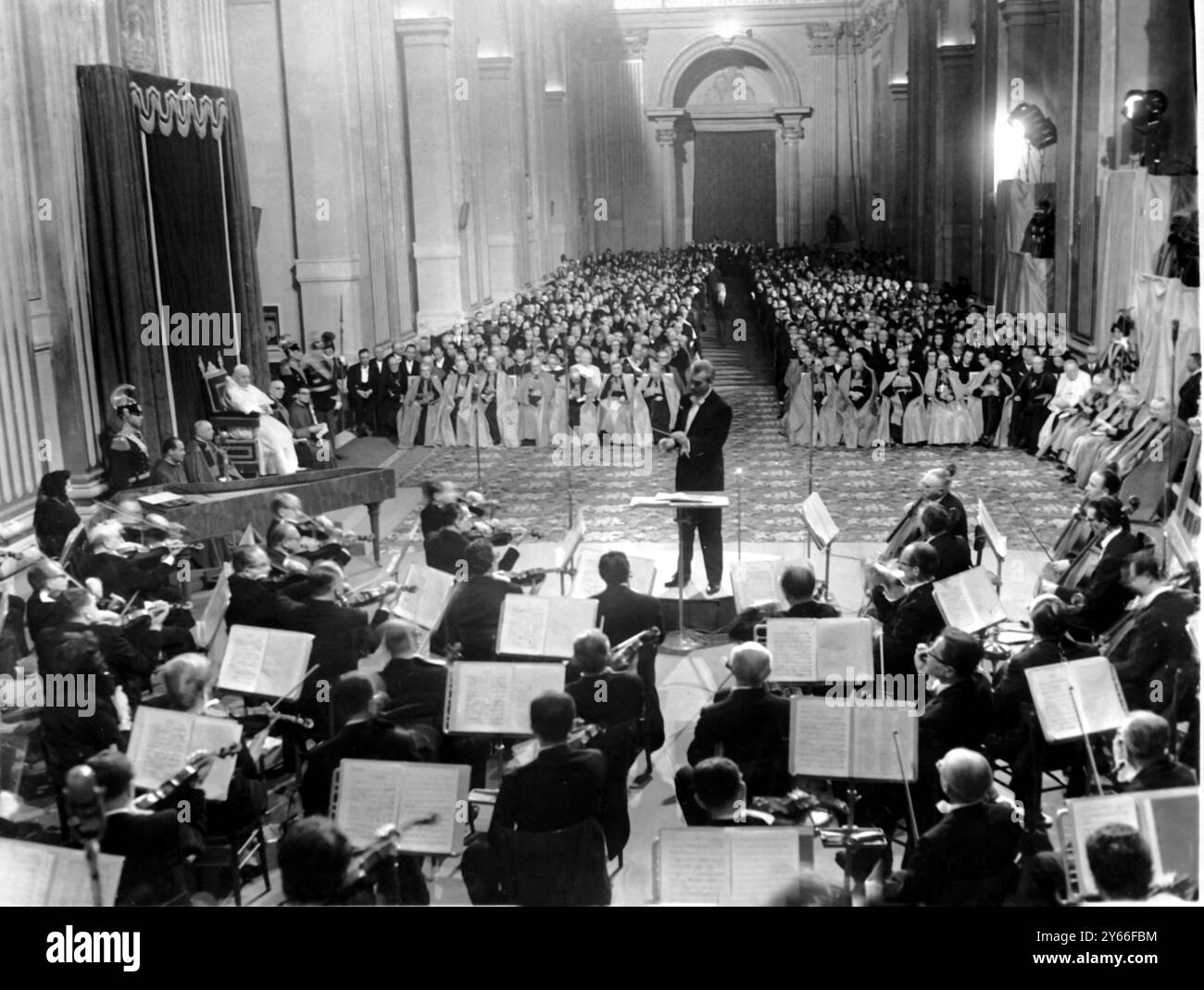 Dignitaries attend hi-res stock photography and images - Alamy