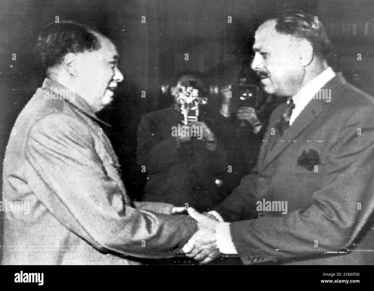 Communist Chinese Leader Mao Tse Tung (left) shakes hands with Pakistan ...