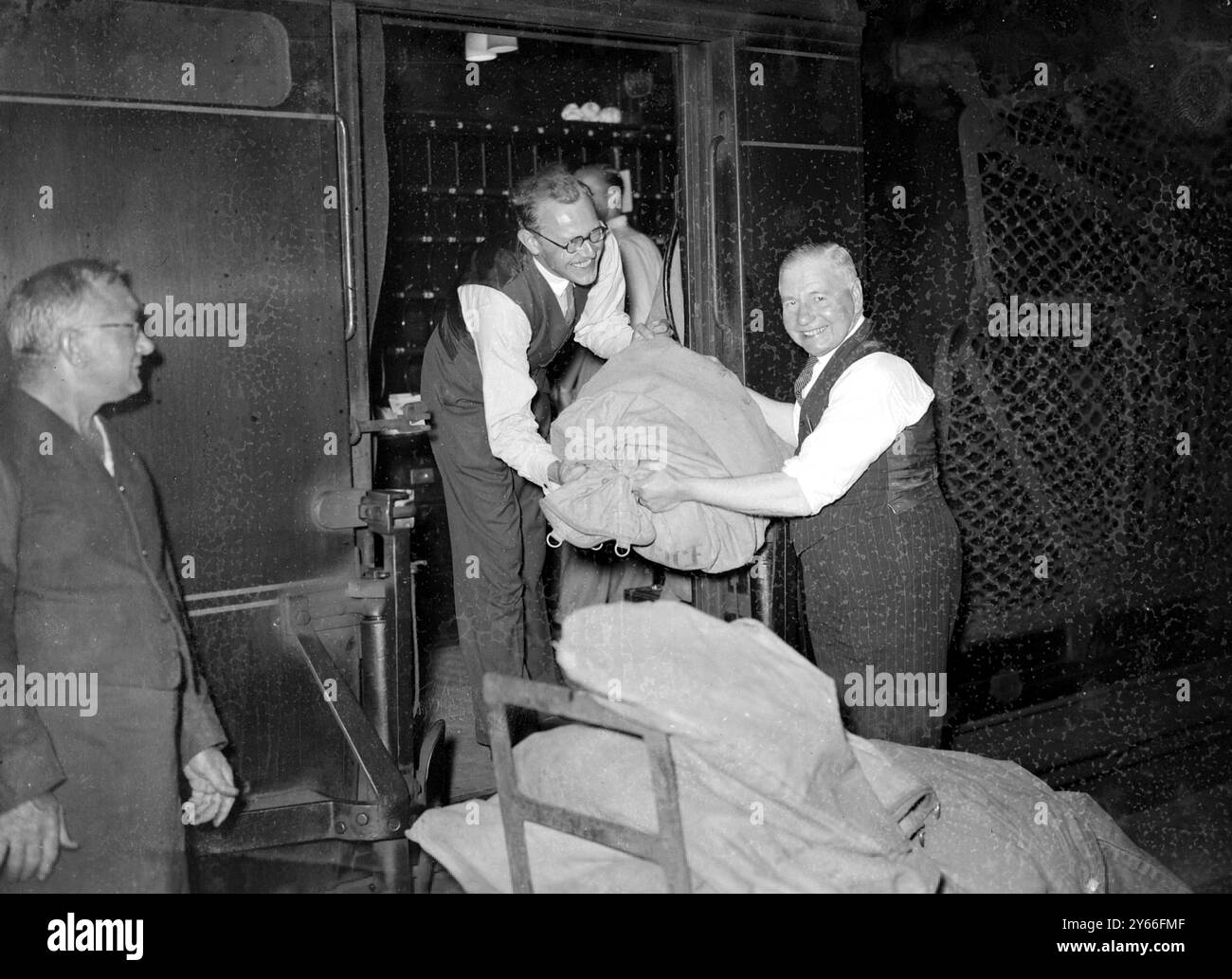 Shirt sleeves rolled up Black and White Stock Photos & Images - Alamy