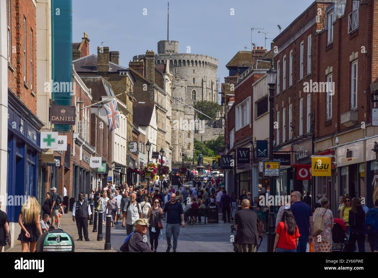 Windsor, UK. 1st September 2024. Busy Peascod Street, Windsor town ...