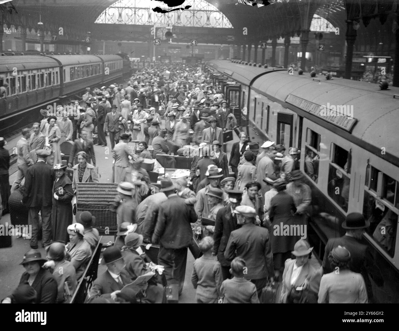 Paddington's Holiday Crush packed platform at station London 31st July ...