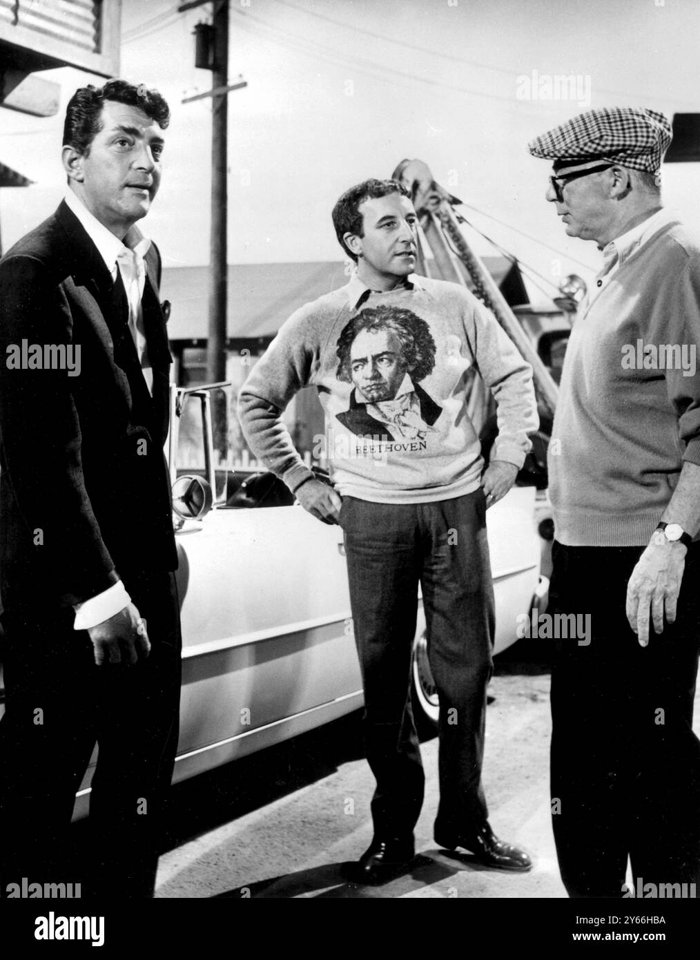 Hollywood. Actors Dean Martin (left) and Peter Sellers (centre) chat ...