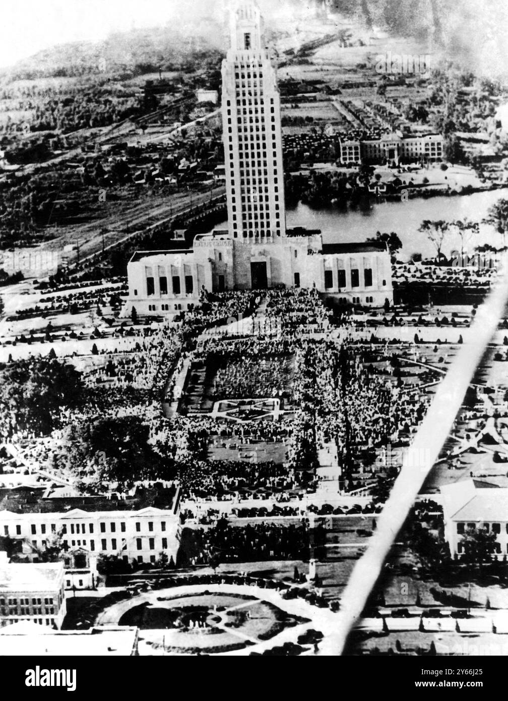 Funeral of assassinated Senator Huey Long. in the grounds of the State ...