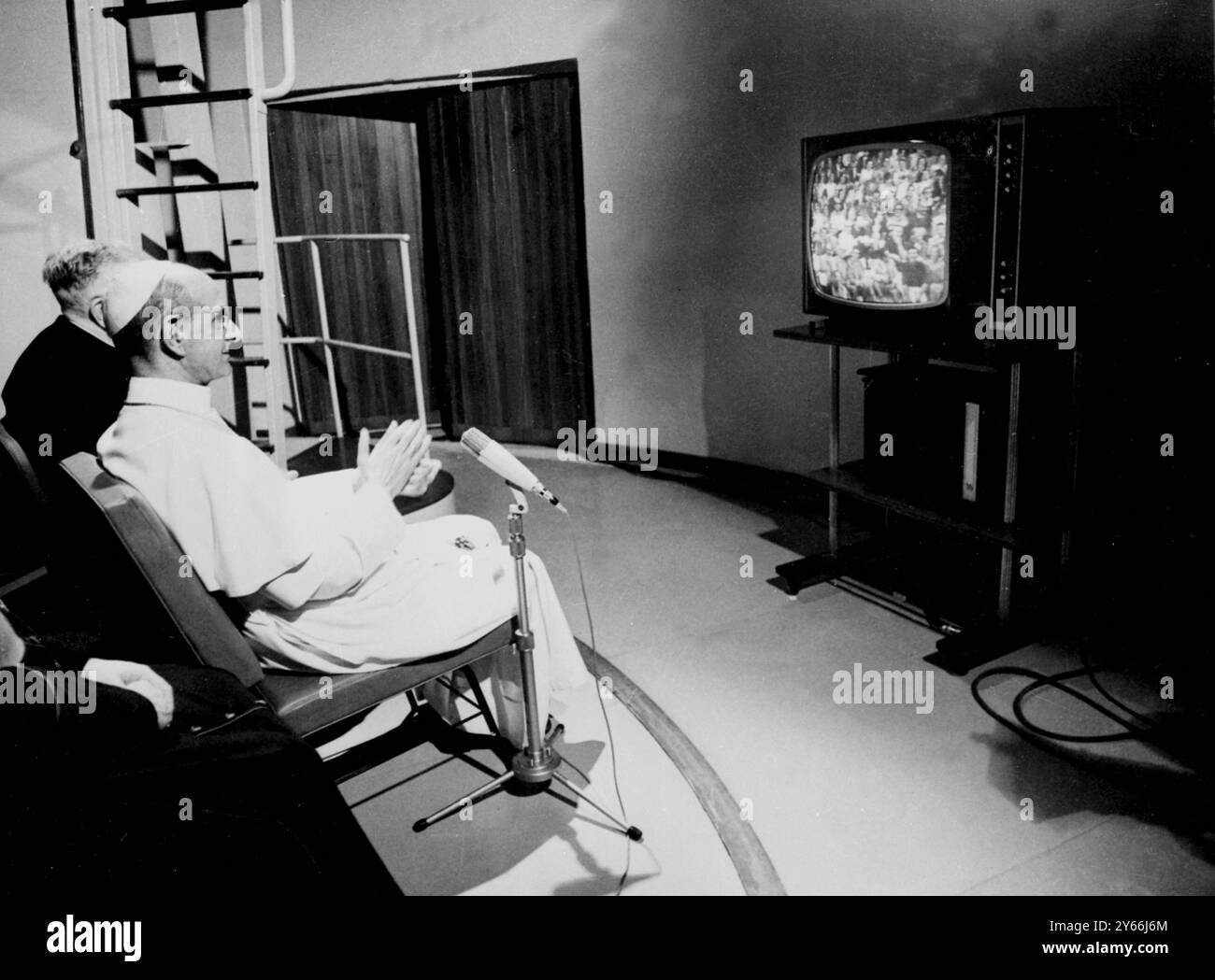 Pope Paul VI joins millions of others around the world to watch Neil ...