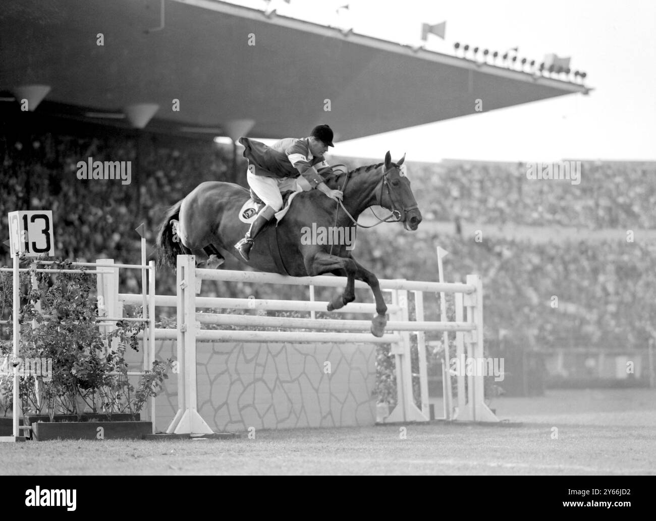 Harry Llewllyn jumping on internationally famed Foxhunter Stock Photo ...
