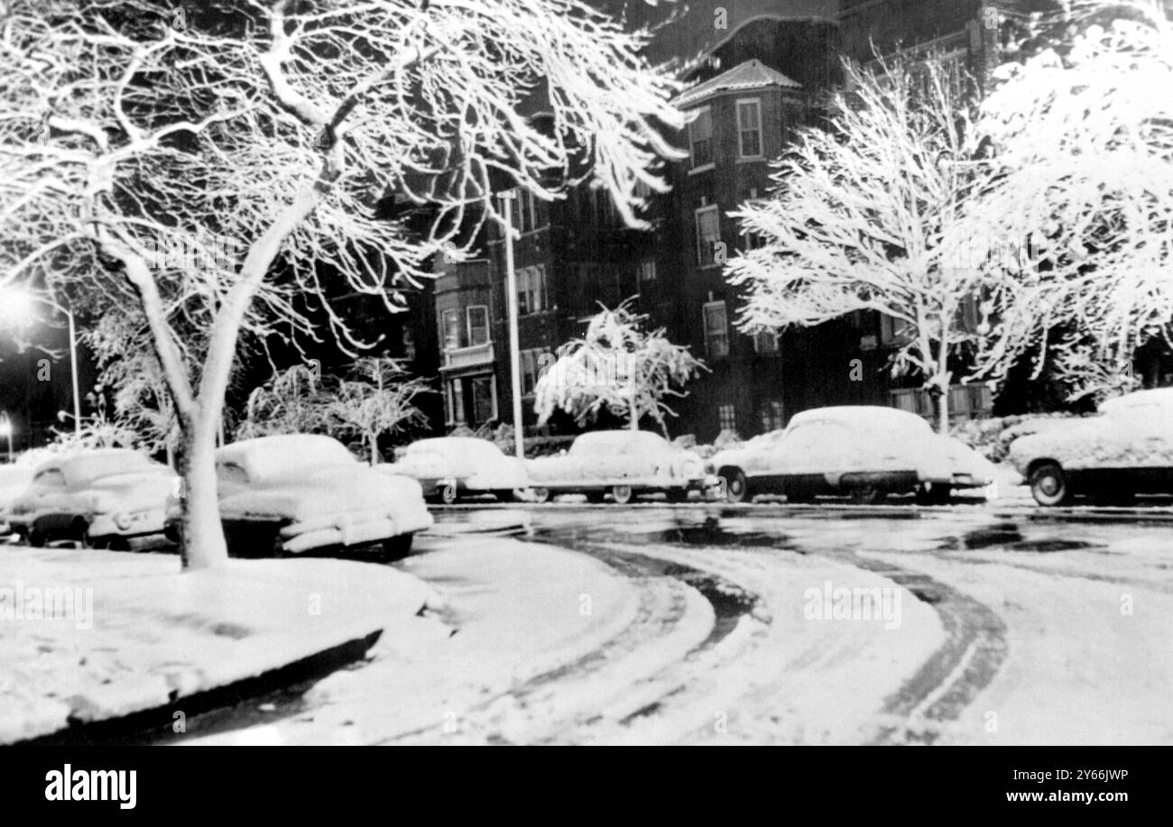 Chicago first snow fall of the season. 5th November 1955 Stock Photo ...
