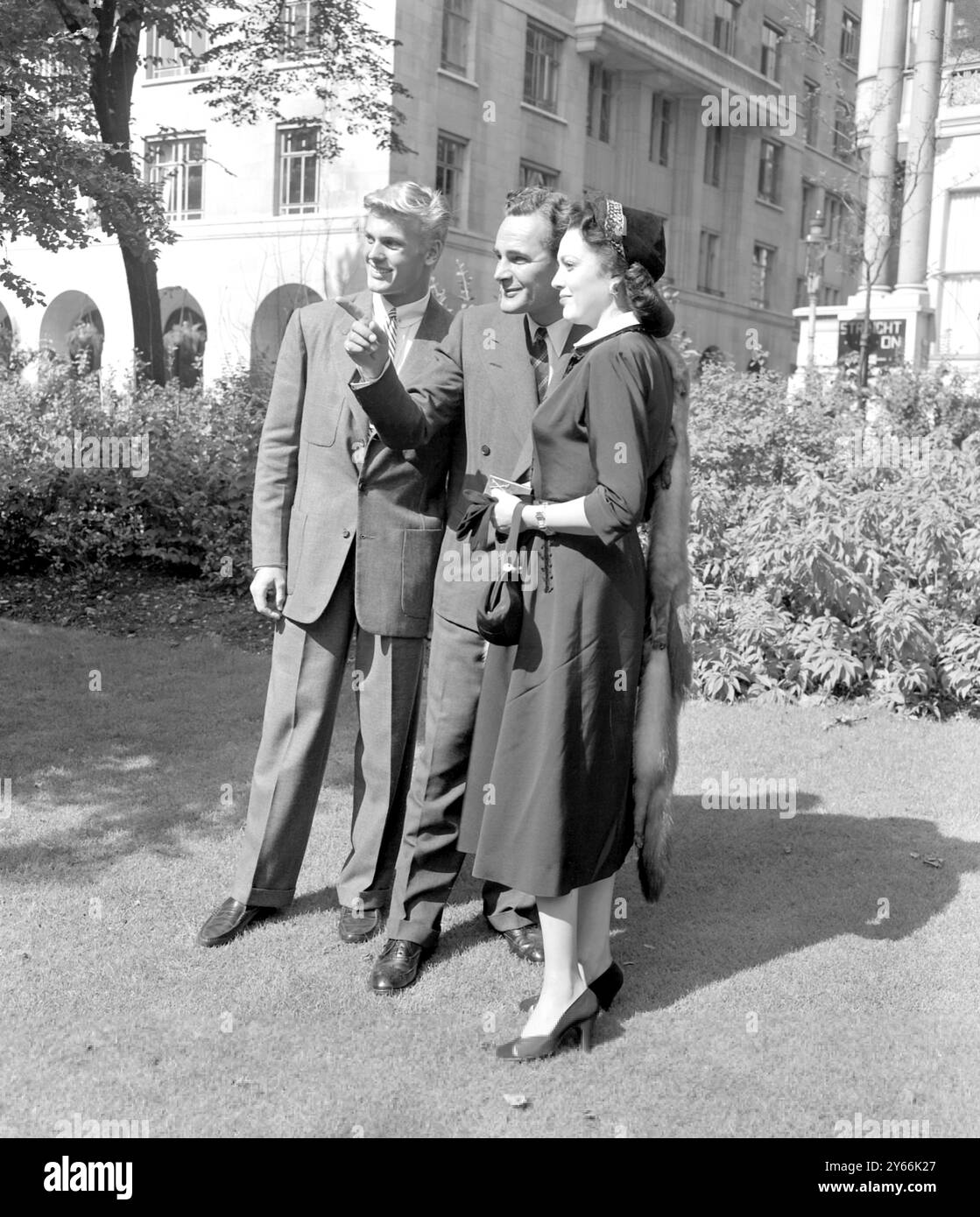 Linda Darnell and her leading man Tab Hunter are shown around the ...
